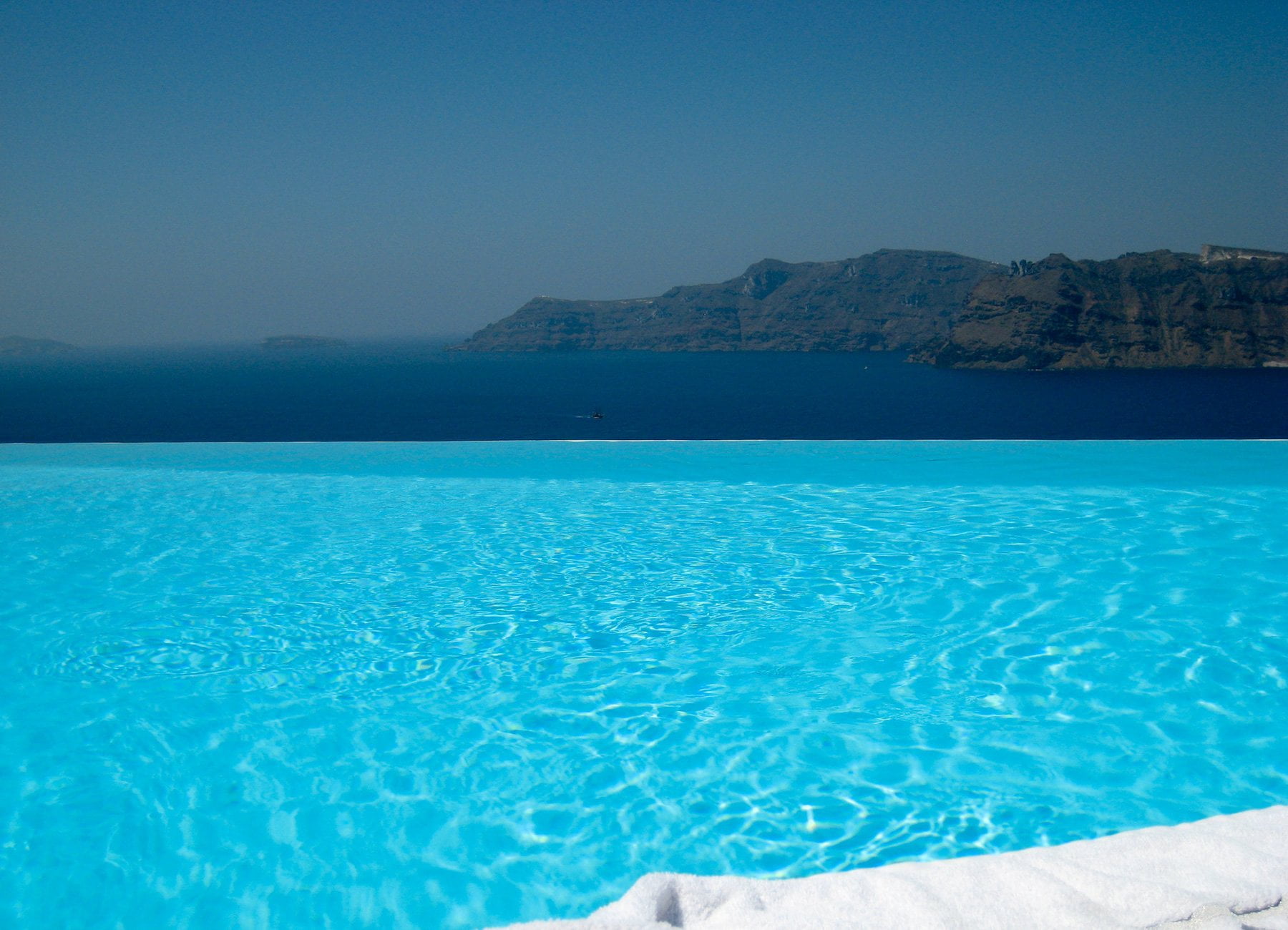 The Top 4 Infinity Pools of Santorini - Greece Insiders