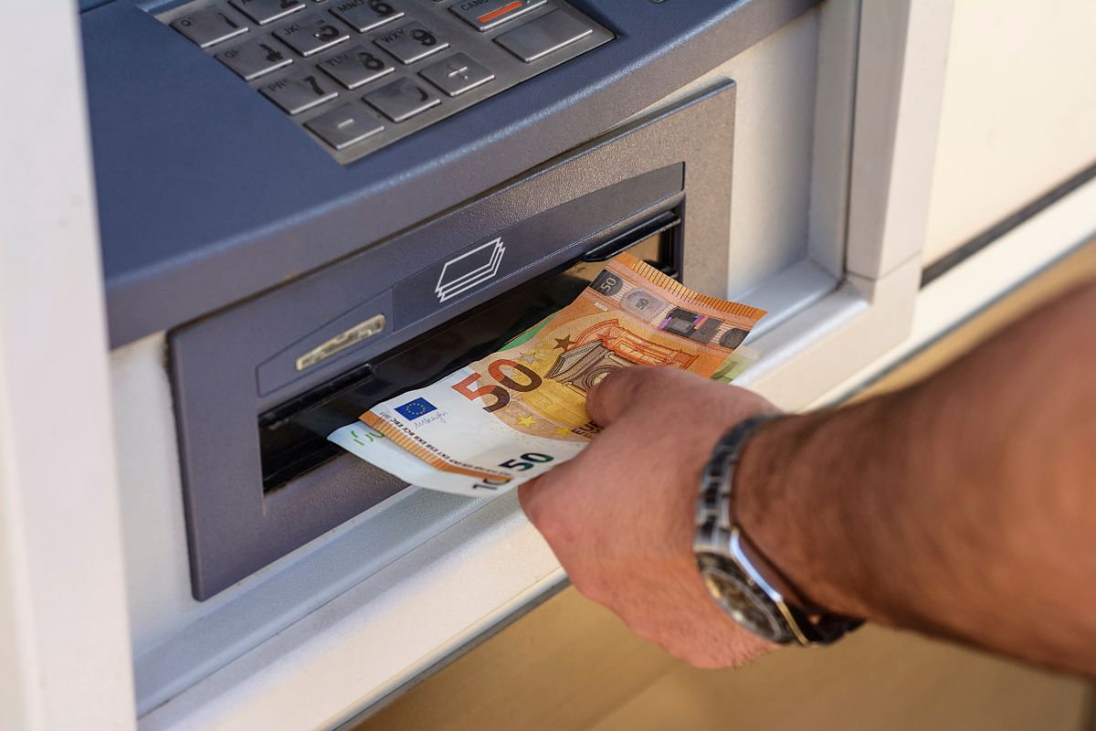 Does Greece Take US Dollars: What You Should Know